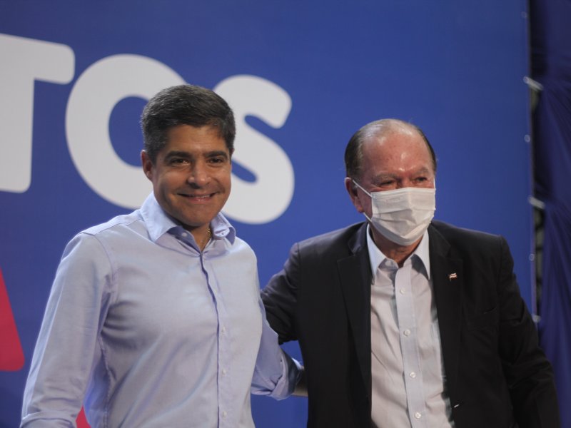 Leão e Neto fazem primeira viagem juntos e participam de ato na Chapada