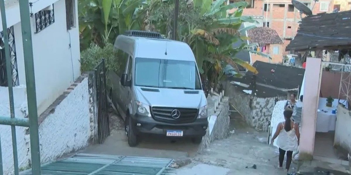 Veículo perde controle, desce ladeira e destrói escadaria em Salvador - Varela Net