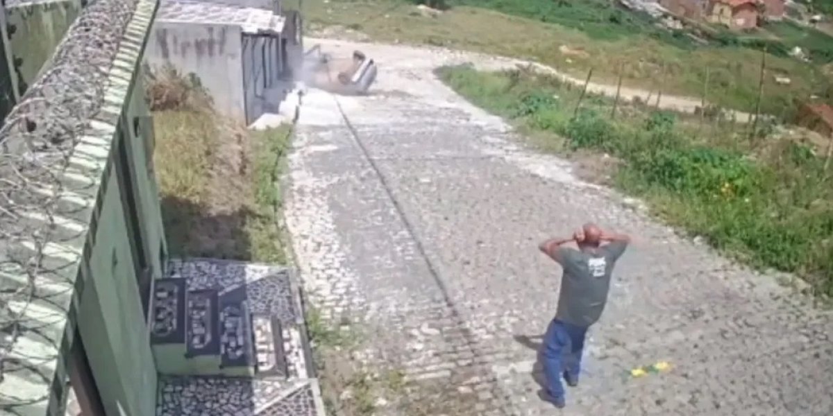 Carro estacionado desce ladeira e capota em Santo Antônio de Jesus