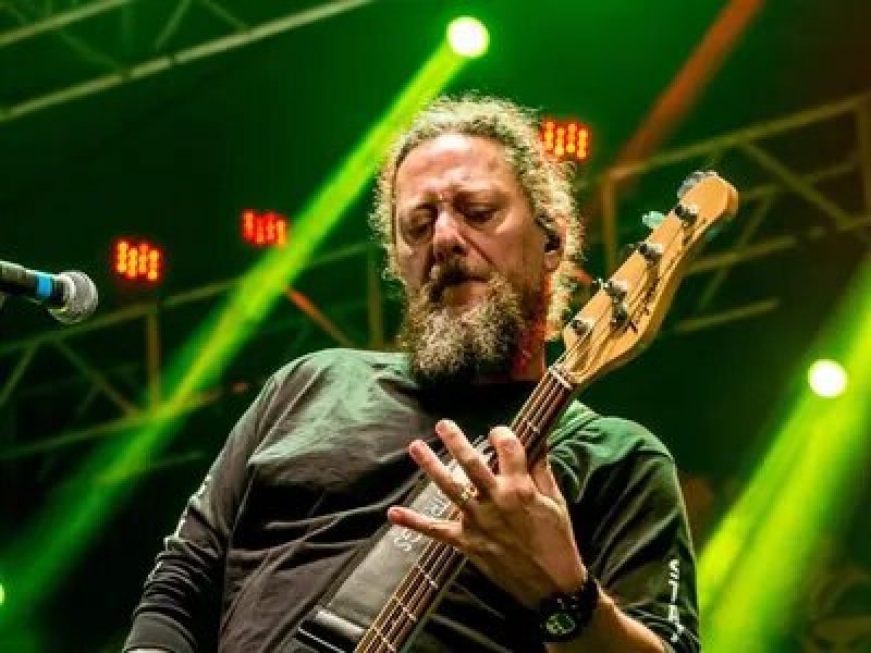 Canisso, baixista da banda Raimundos, morre aos 57 anos