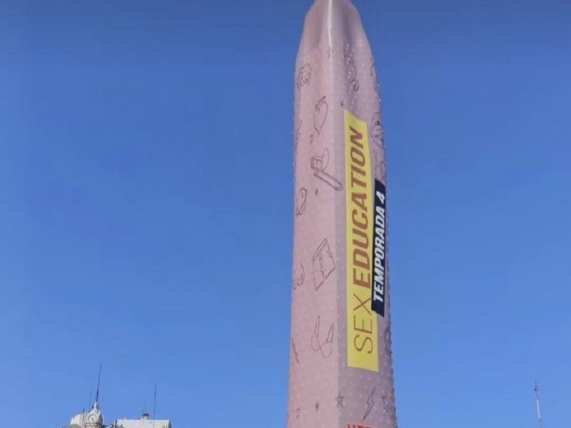 Camisinha Gigante é Colocada Em Monumento Histórico Na Argentina