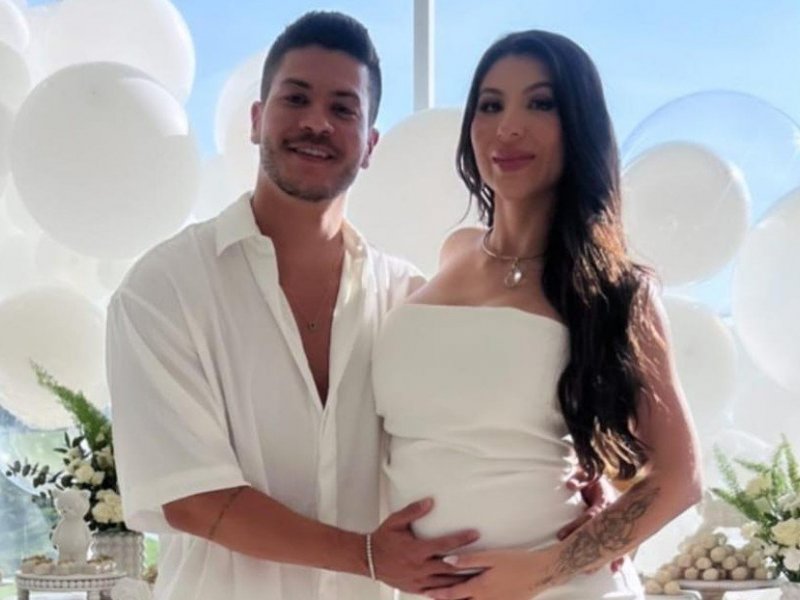 Arthur Aguiar e Jheny Santucci anunciam sexo do bebê em chá revelação Arthur Aguiar e Jheny Santucci anunciam sexo do bebê em chá revelação