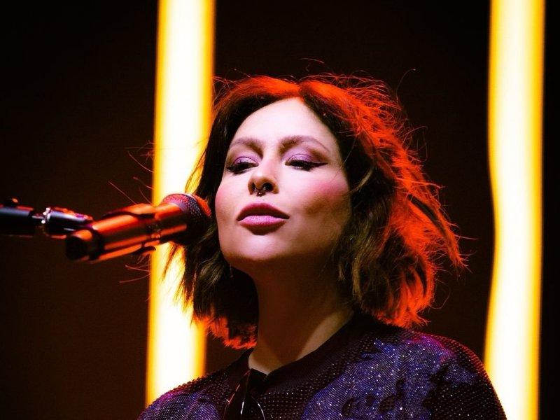 Pitty retorna aos palcos com show emocionante e improvisado após cirurgia