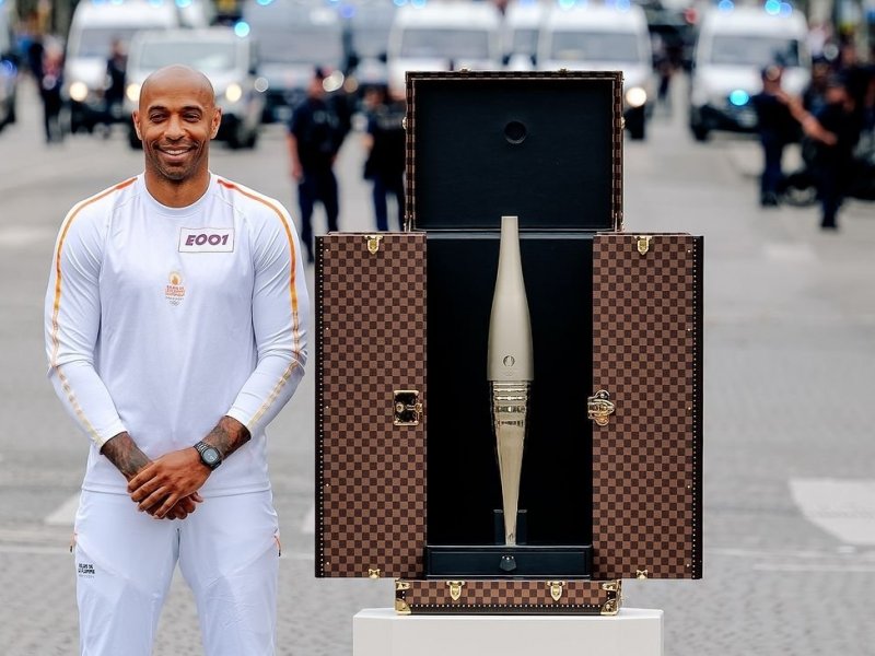 Tocha Olímpica Ilumina Paris em Preparação para os Jogos de 2024