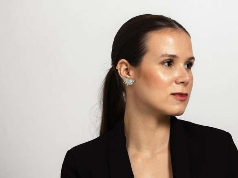 Jeniffer Castro, a mulher do avião, fatura mais de 30 mil com publicidades