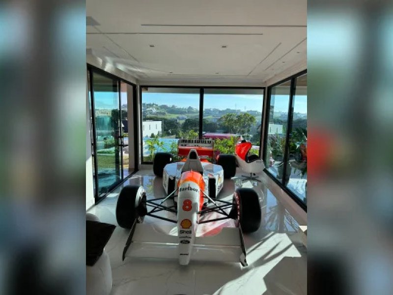 Réplica de Fórmula 1 de Ayrton Senna é apreendida em casa de influenciador